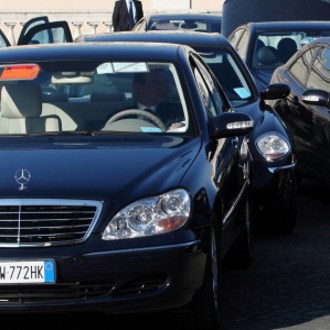 "Militari in auto blu perchè non possono usare l'ombrello" - Caffeina ...