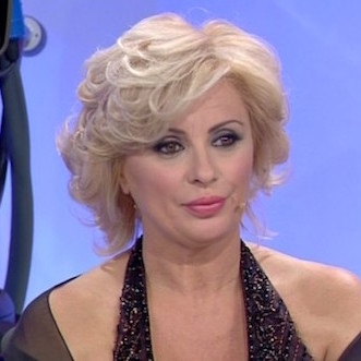 Rientro traumatico per la vamp Tina. Dopo la sua esperienza a Pechino ...