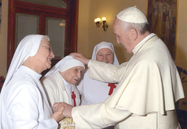 È lei la suora-record! "In vita mia ho conosciuto 10 papi". Quanti anni ...