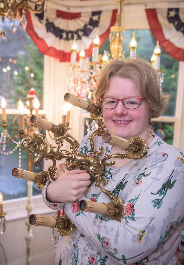 Amanda Liberty, la donna che è fidanzata con un lampadario, ma ha una ...