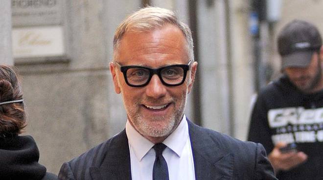 Gianluca Vacchi, tacchi e costume intero per mister Enjoy | Caffeina ...