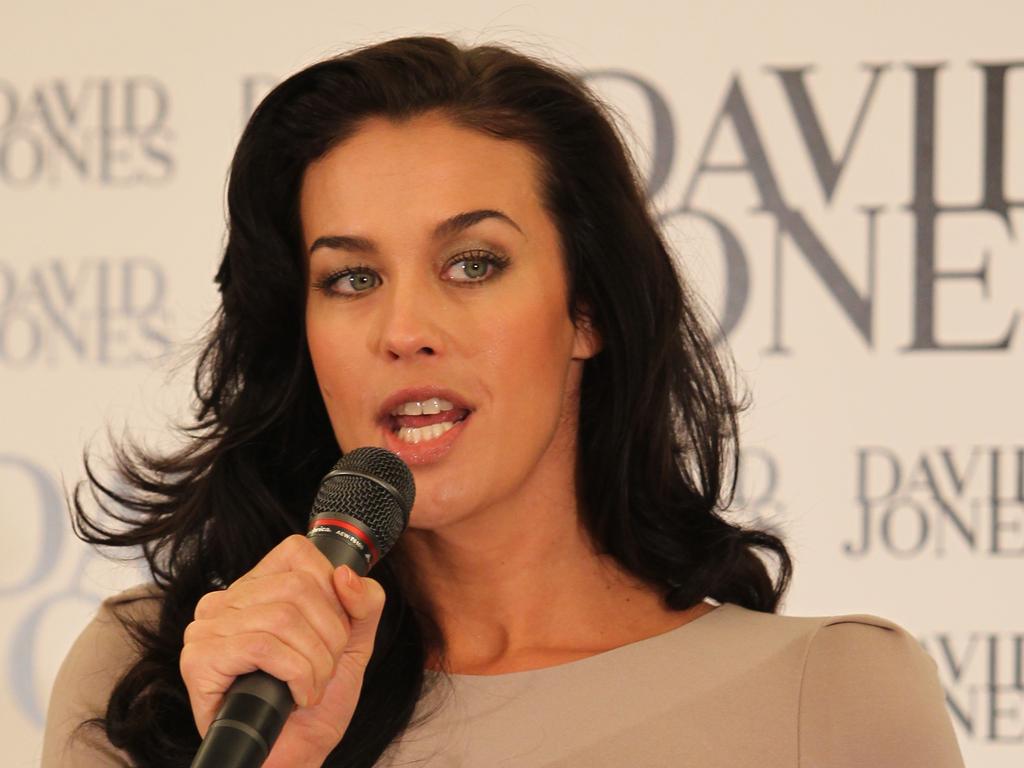 Tragedia per Megan Gale, il fratello Jason trovato morto in un bosco