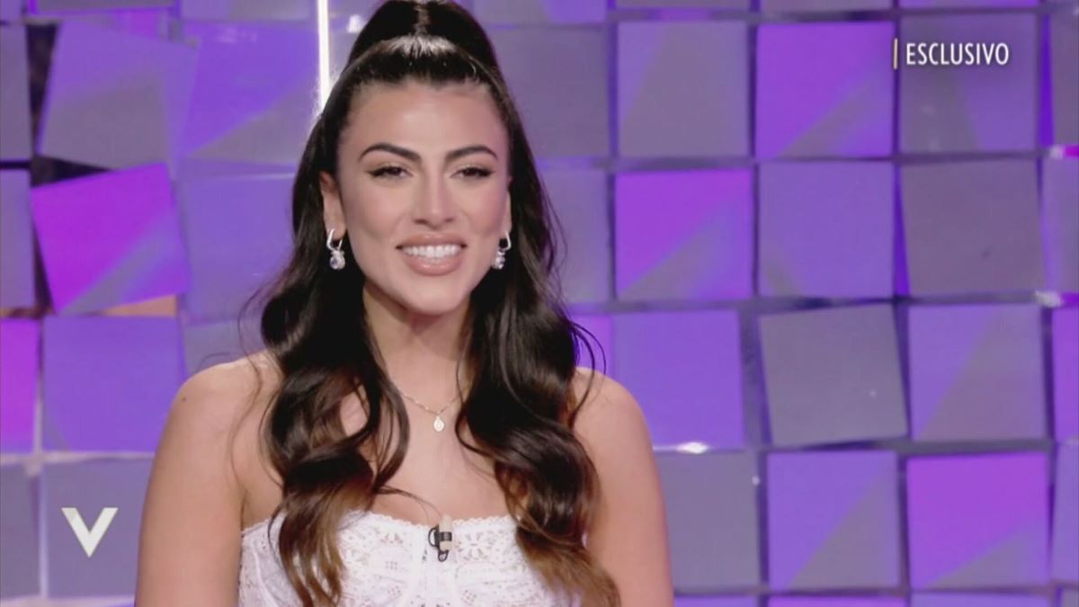 Giulia Salemi, l'annuncio sui social: "Nuova collezione di costumi"