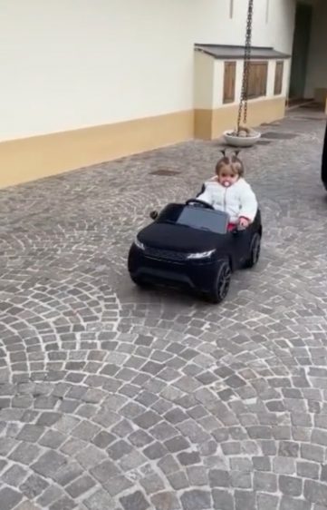 Gianluca Vacchi con l'auto di velluto (come la figlia): quanto costa
