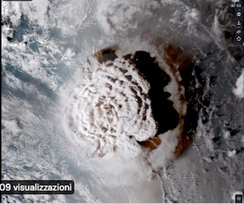 Erutta vulcano Hunga Tonga, tsunami nell'isola di Tonga