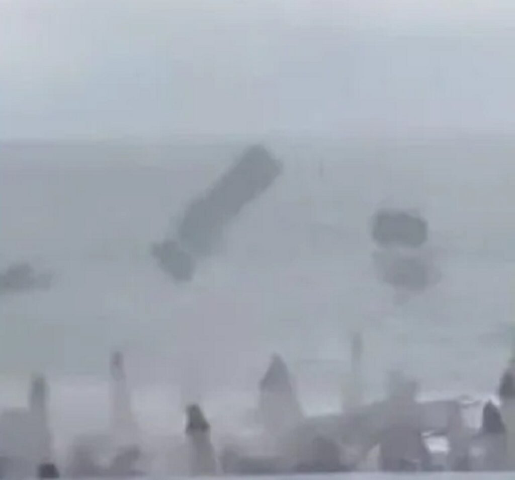 Tromba marina a Cosenza, panico tra bagnanti