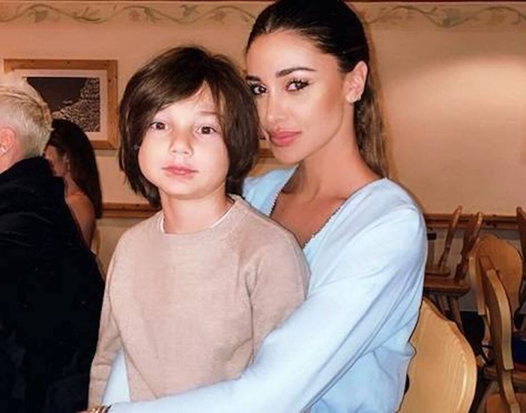 Santiago torna a scuola, il video di Belen Rodriguez