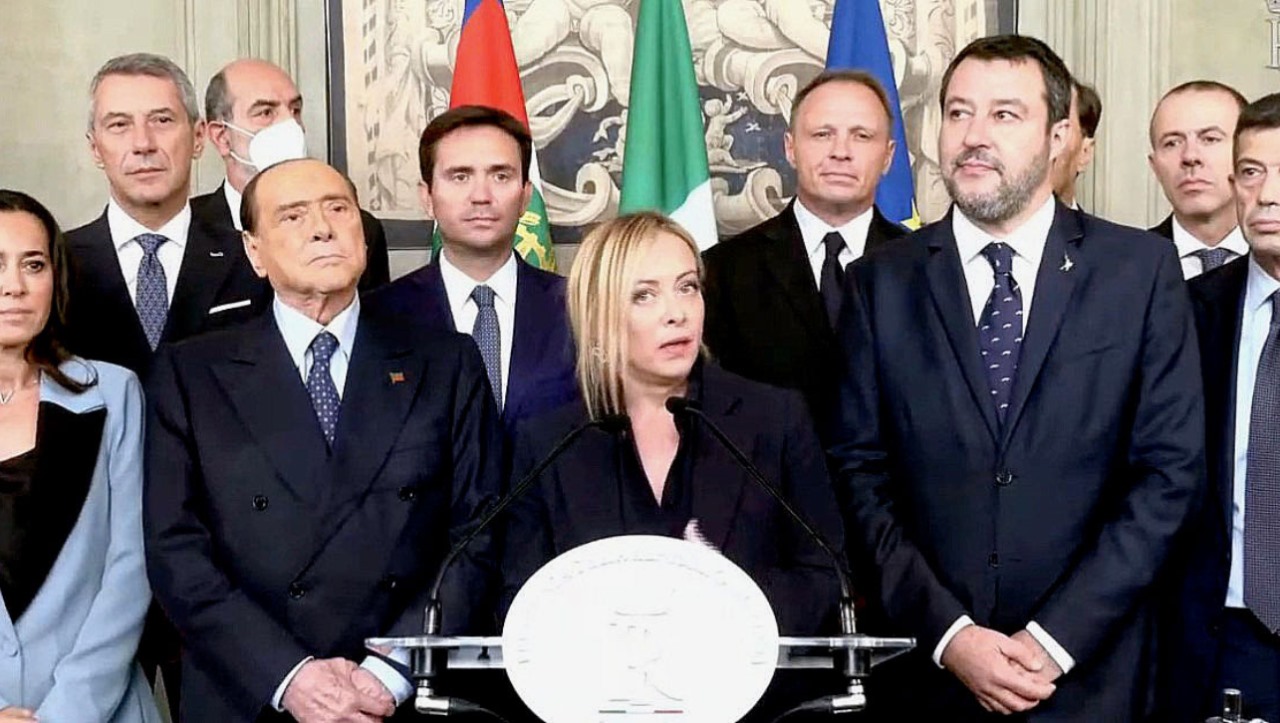 Silvio Berlusconi, smorfia quando parla Giorgia Meloni al Quirinale