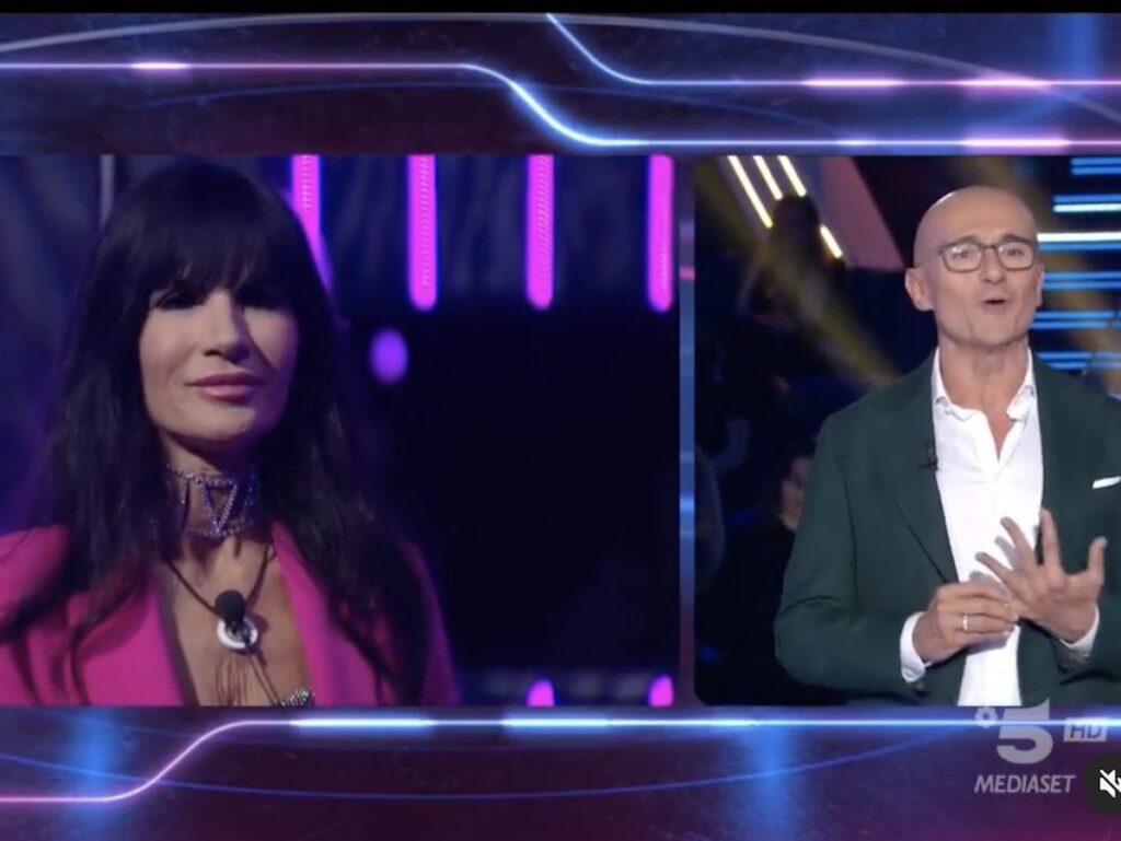 Perché Pamela copre il collo al GF Vip 7 con la collana ad anelli