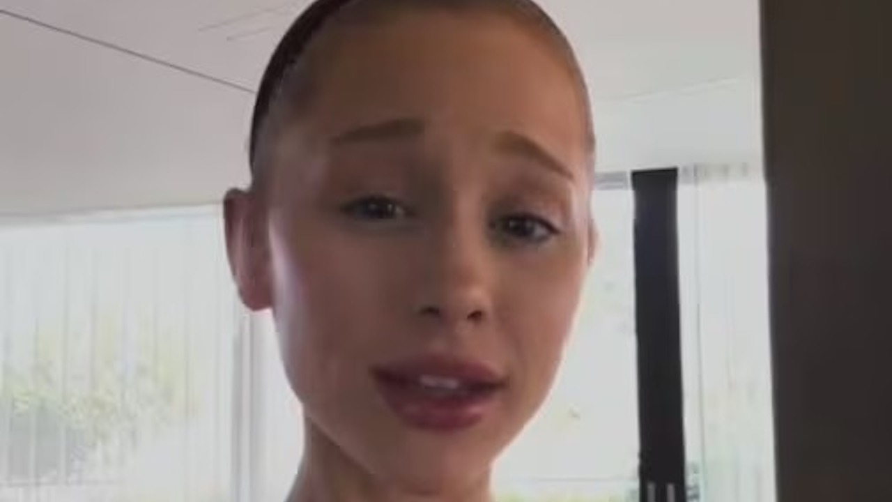 Irriconoscibile Ariana Grande, in tuta e struccata: "Questa sono io"