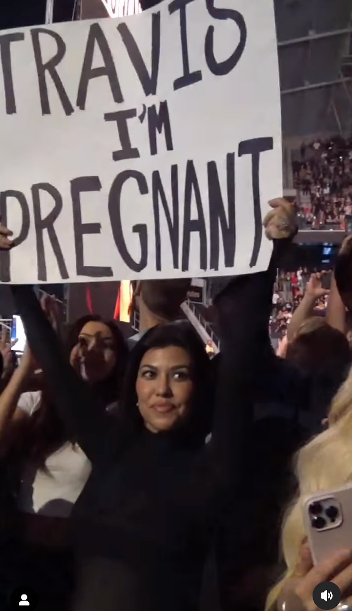 "Sono incinta". Alza il cartellone e glielo dice durante il concerto: i ...