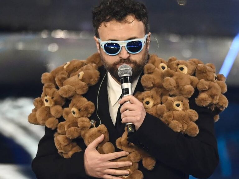 “Nel giro vip”. Dargen D'Amico a Sanremo 2024 e si scopre chi è la sua ...