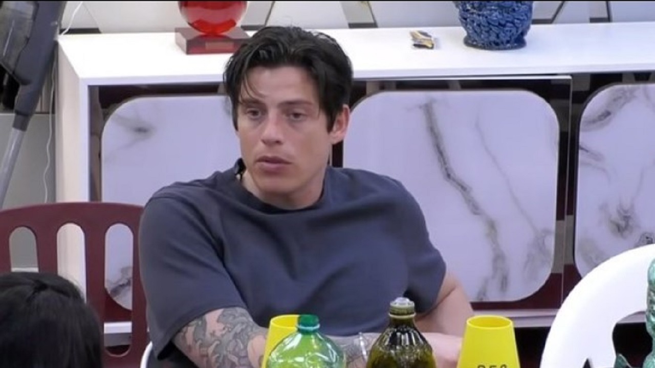 Grande Fratello, Signorini smaschera Alessio Falsone