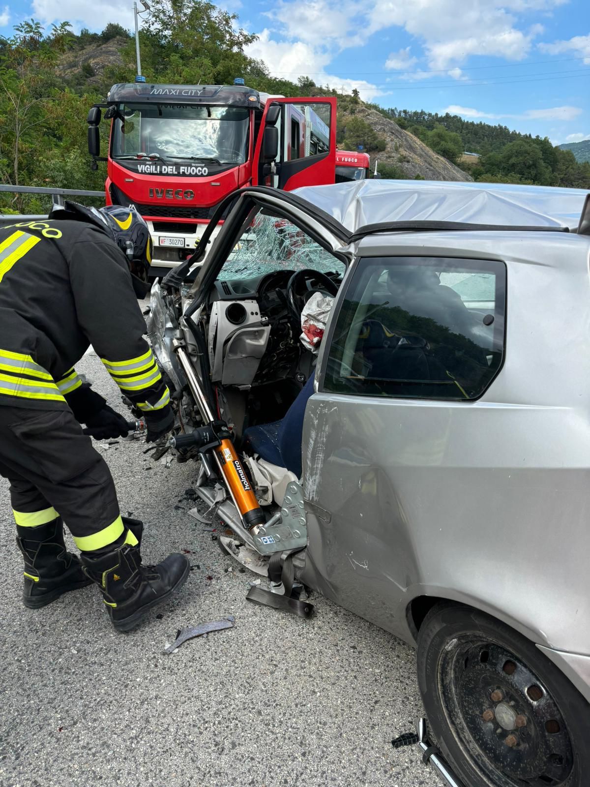 Invade la corsia, lo schianto è inevitabile. Gloria, 28 anni, lotta tra ...