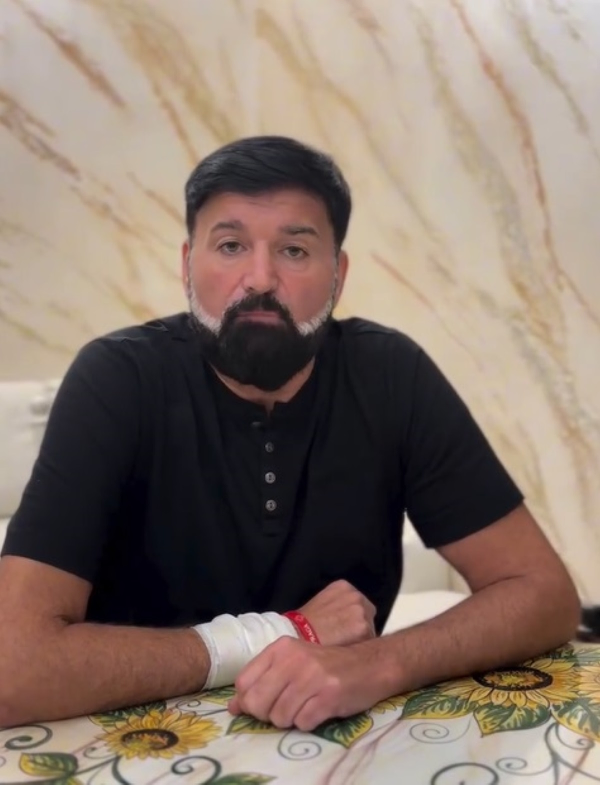 "Tumori maligni". L'annuncio choc del volto tv, poi la decisione: "Sono ...