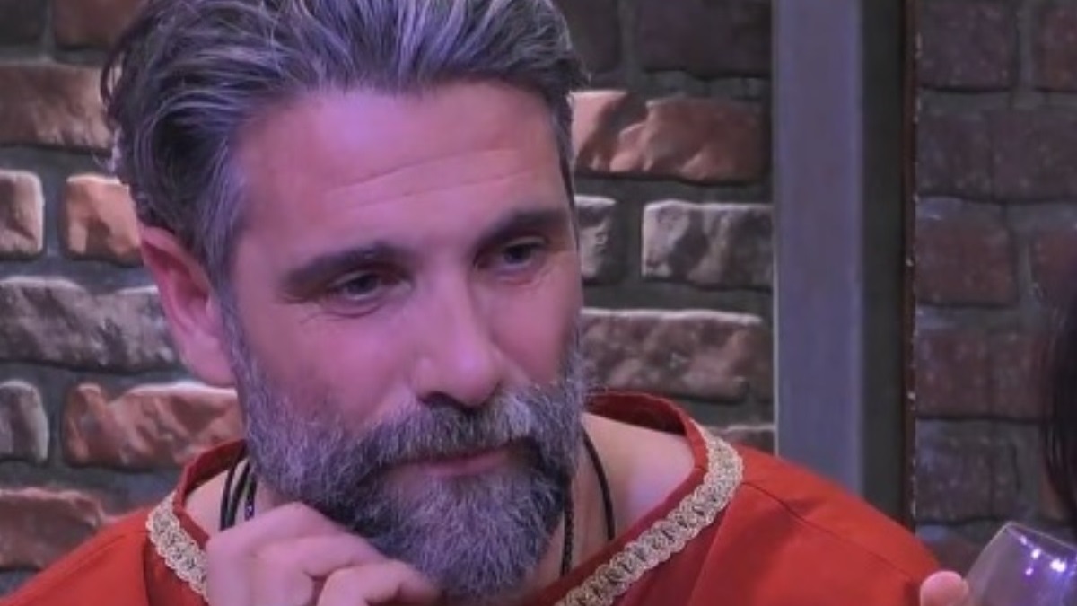 "Mai più lontani". Grande Fratello, prima il crollo poi l'abbraccio con ...