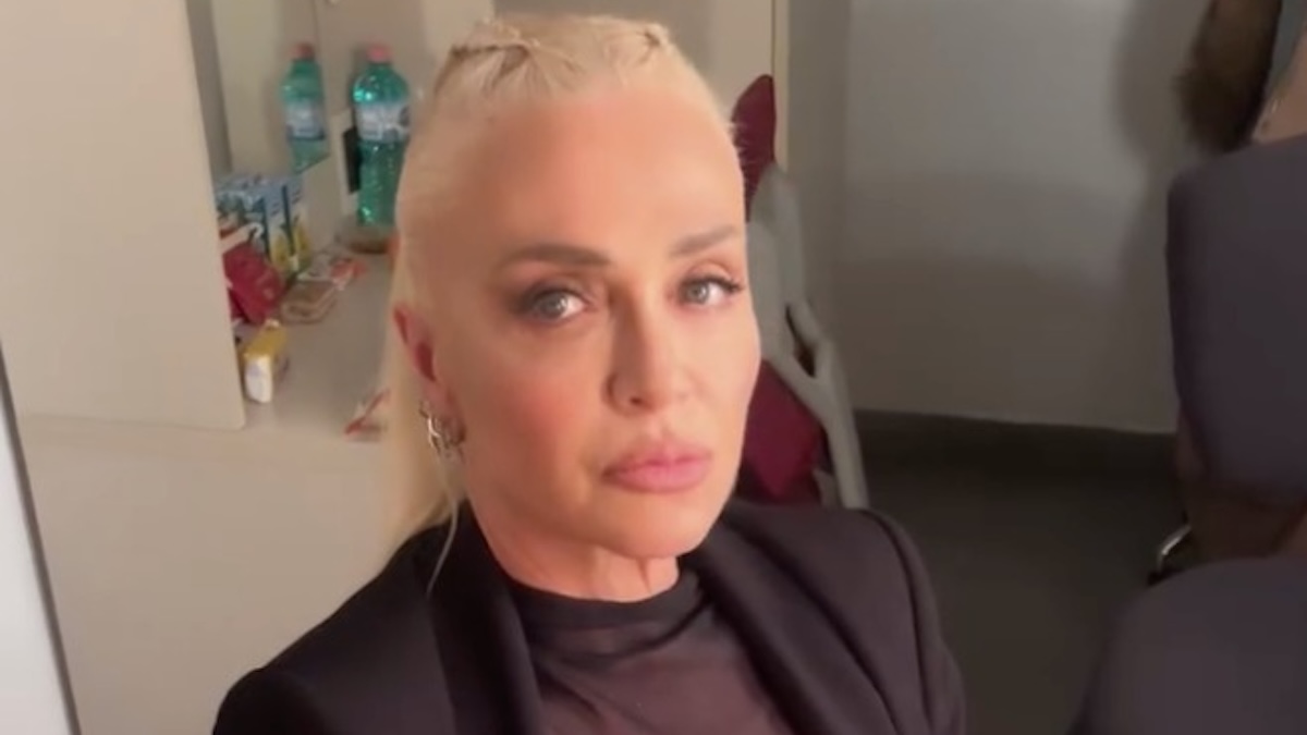 "Ha chiamato gli avvocati". Paola Barale, esce tutto e subito la sua ...