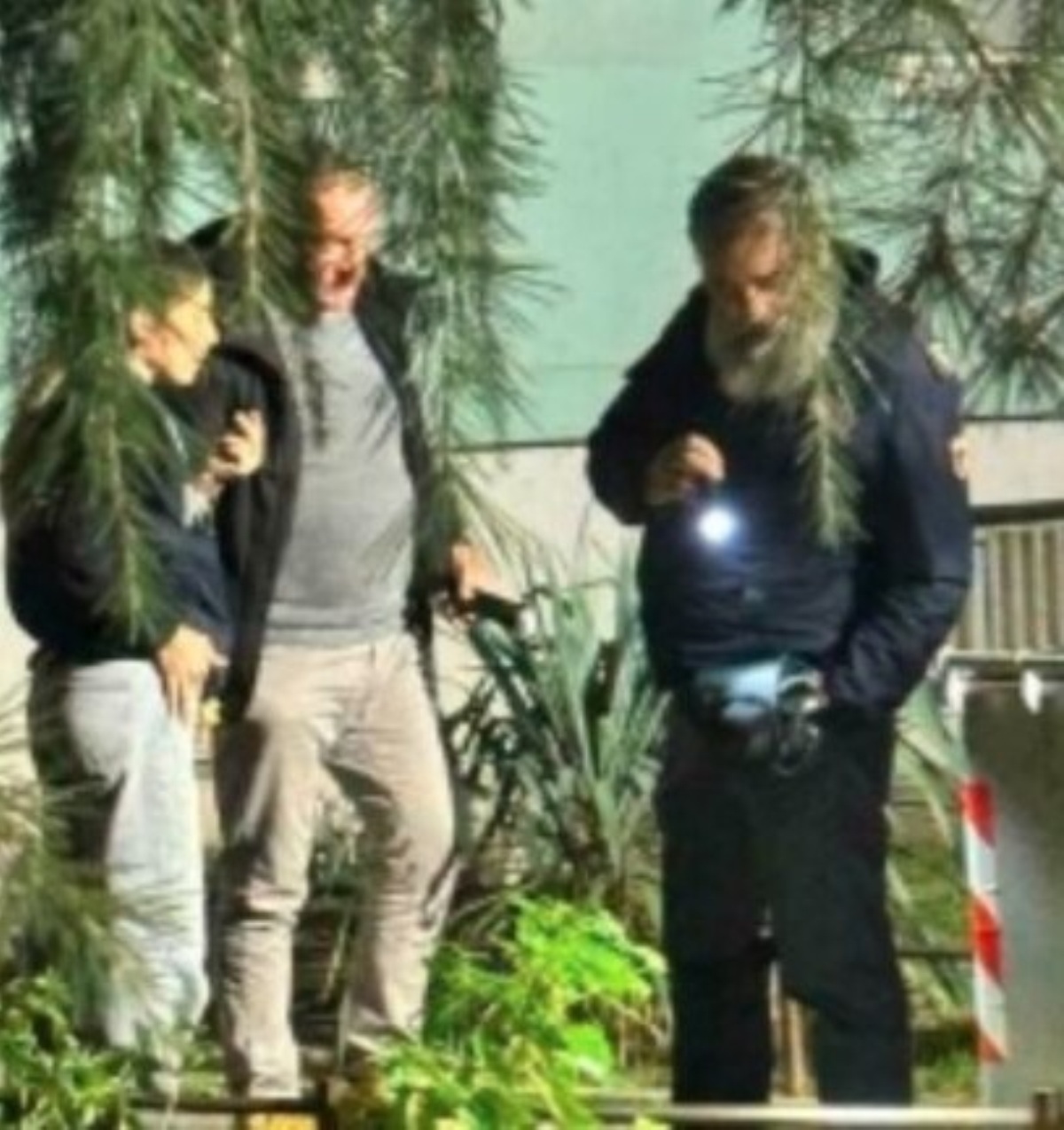 Italia, sparatoria in città e uomo armato in fuga: "È panico ...