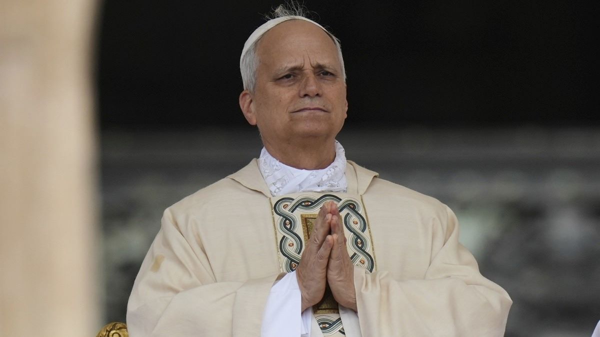 "Francesco non lo avrebbe mai fatto". Bufera su Leone XIV, una foto ed ...