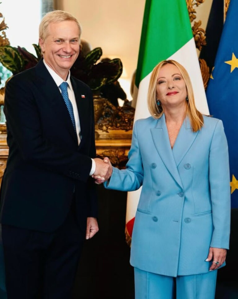 Giorgia Meloni, nuovo look. Il suo parrucchiere: "Taglio alla Monica ...