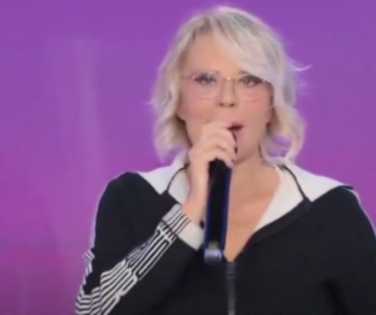 Uomini e Donne, tutti in piedi in studio: le parole di Maria De Filippi ...