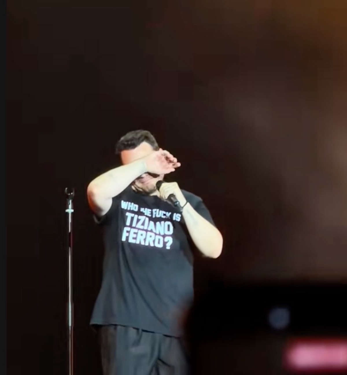 "Perché è scoppiato a piangere mentre cantava". Tiziano Ferro, lacrime ...